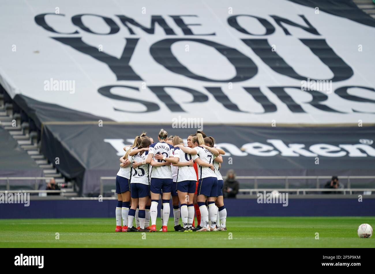 Tottenham hotspur players huddle hi-res stock photography and images ...