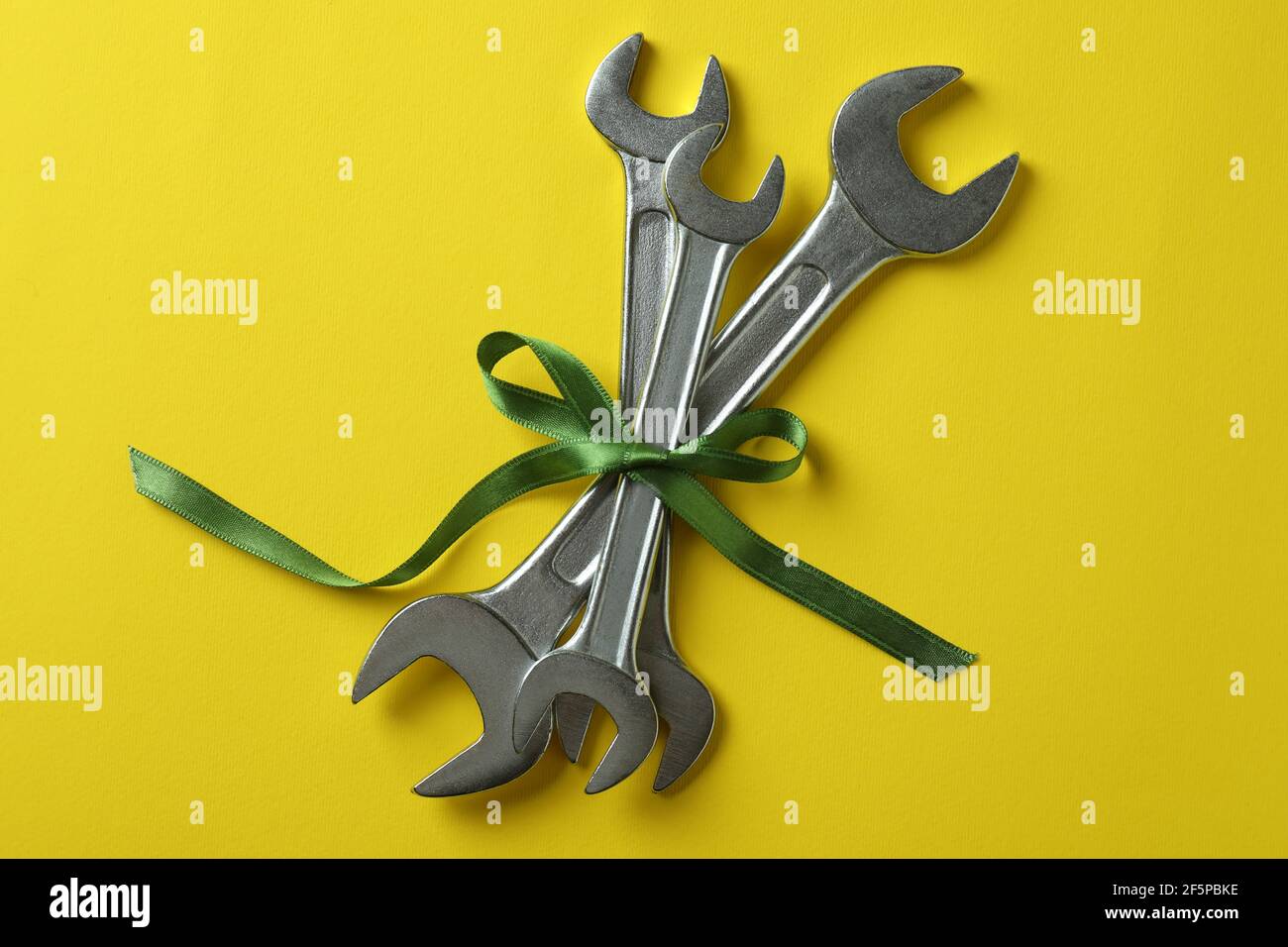 Green flag mechanic hi-res stock photography and images - Alamy