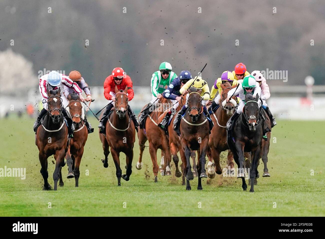 Royal Commando ridden by Kieran Shoemark (right, green/white cap) win ...