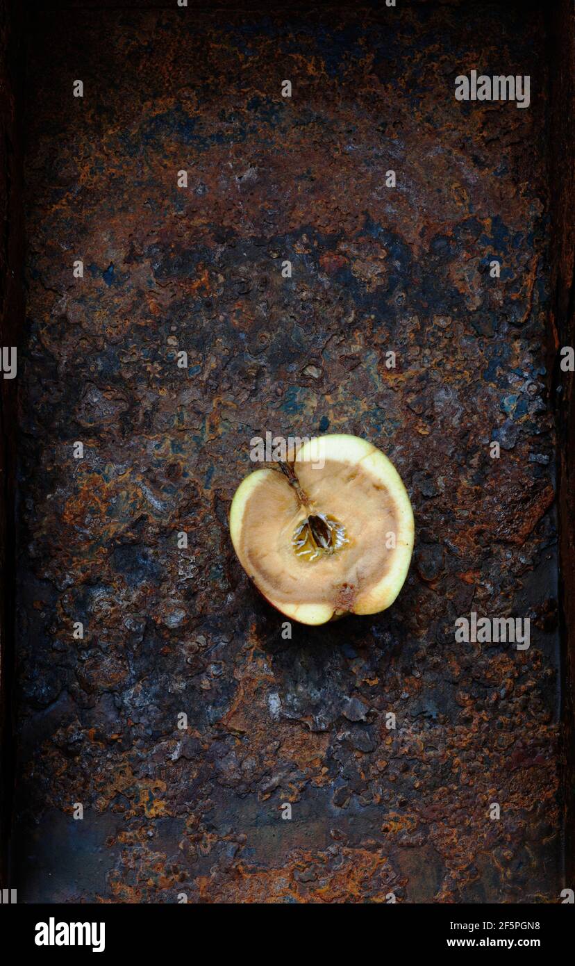 Apple cut in half hi-res stock photography and images - Alamy