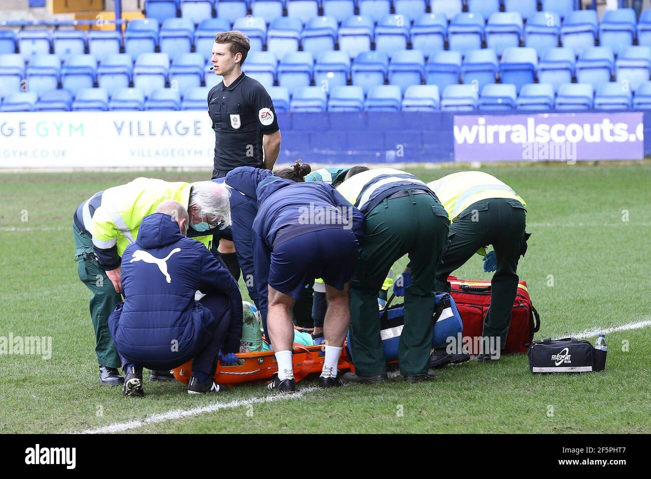 English league soccer football stretcher hi-res stock photography and ...