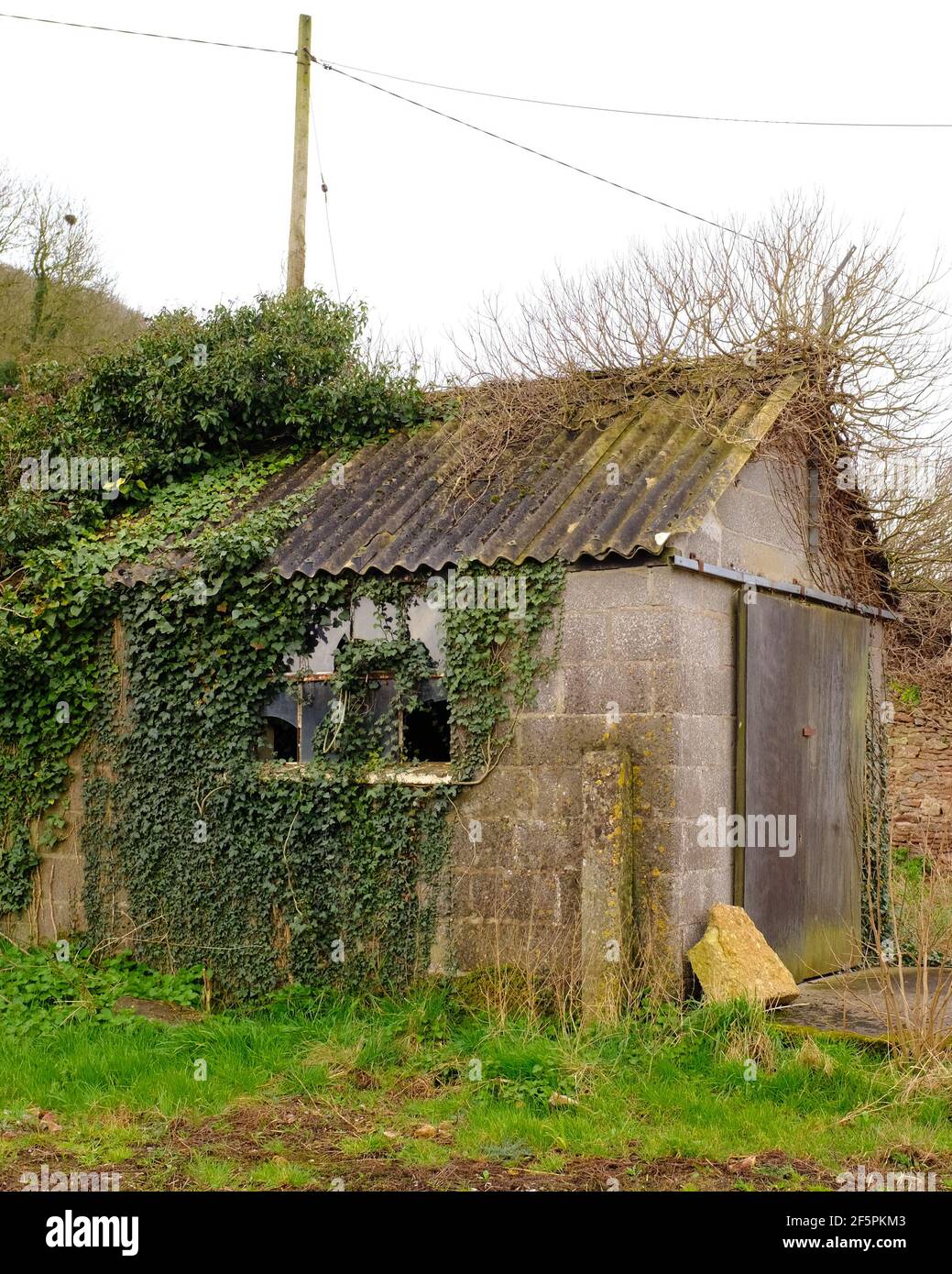 Old farm shed hi-res stock photography and images - Alamy