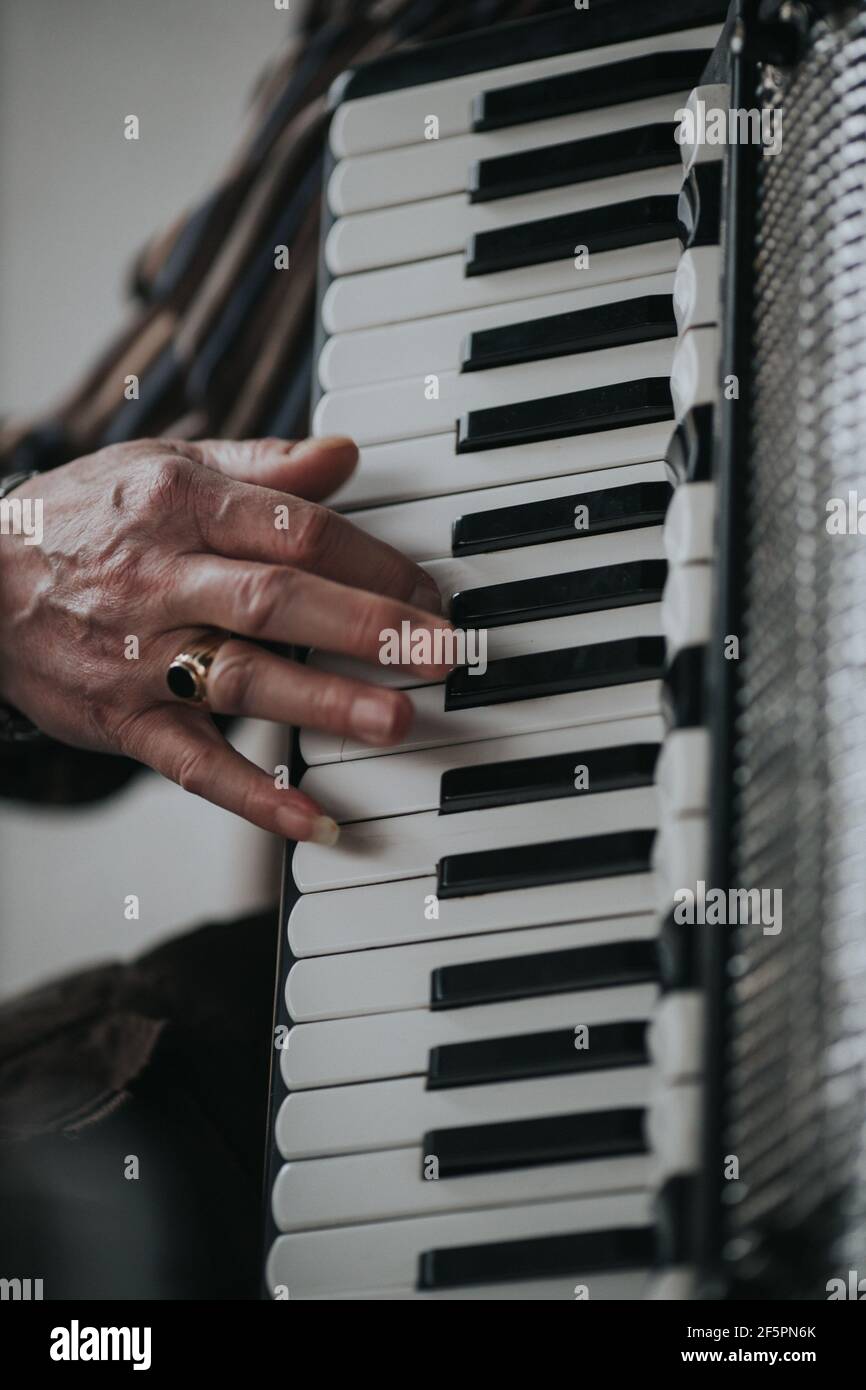 Organ musical instrument hi-res stock photography and images - Alamy