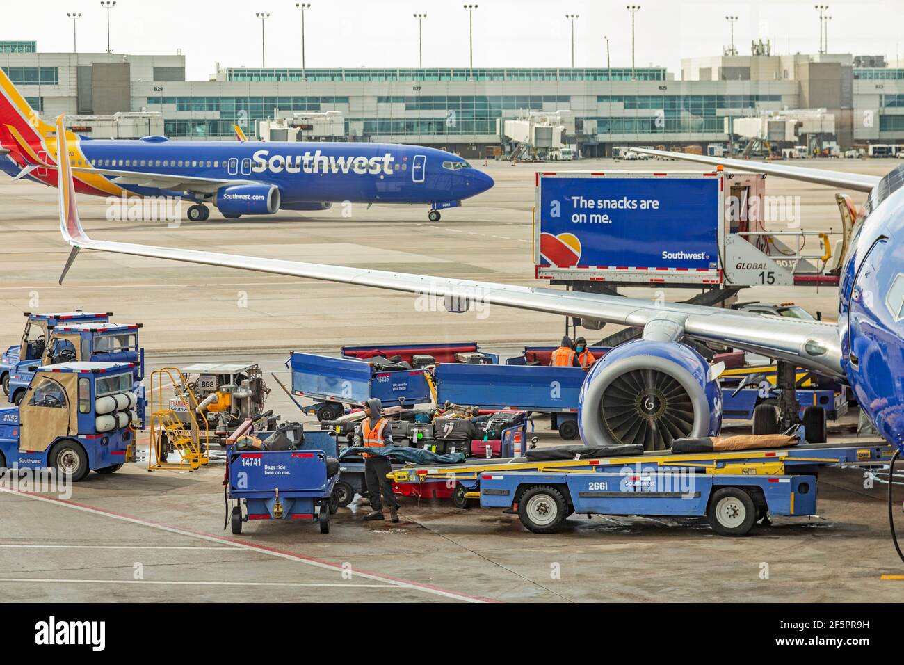 Airport worker airplane tarmac hi-res stock photography and images - Alamy
