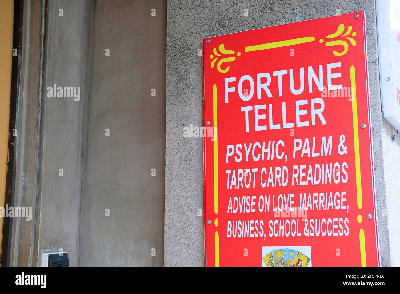 Tarot readings hi-res stock photography and images - Alamy