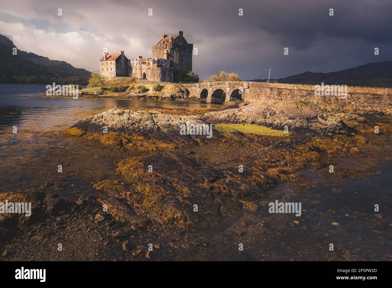 Scottish destination tourism dornie hi-res stock photography and images ...
