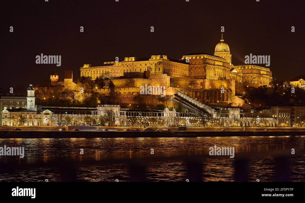 Night castle hi-res stock photography and images - Alamy