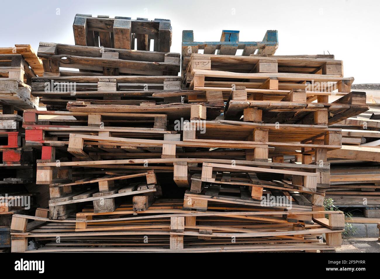 Pallets stacked warehouse hi-res stock photography and images - Alamy