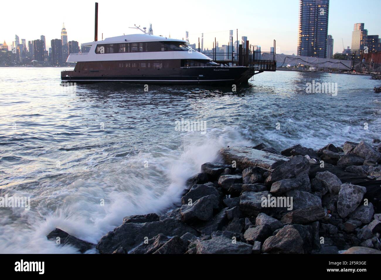 Commuter ferry docking hi-res stock photography and images - Alamy