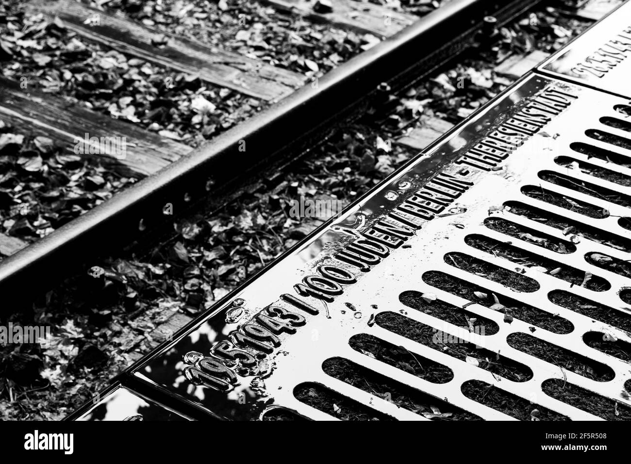 Platform 17 memorial hi-res stock photography and images - Alamy