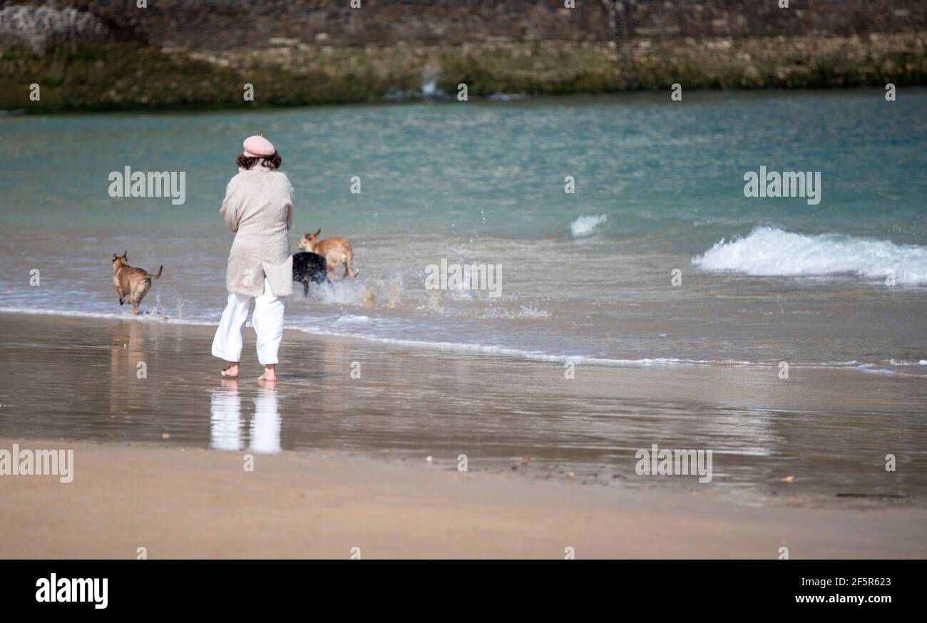 relaxing walk on the beach Stock Photo - Alamy
