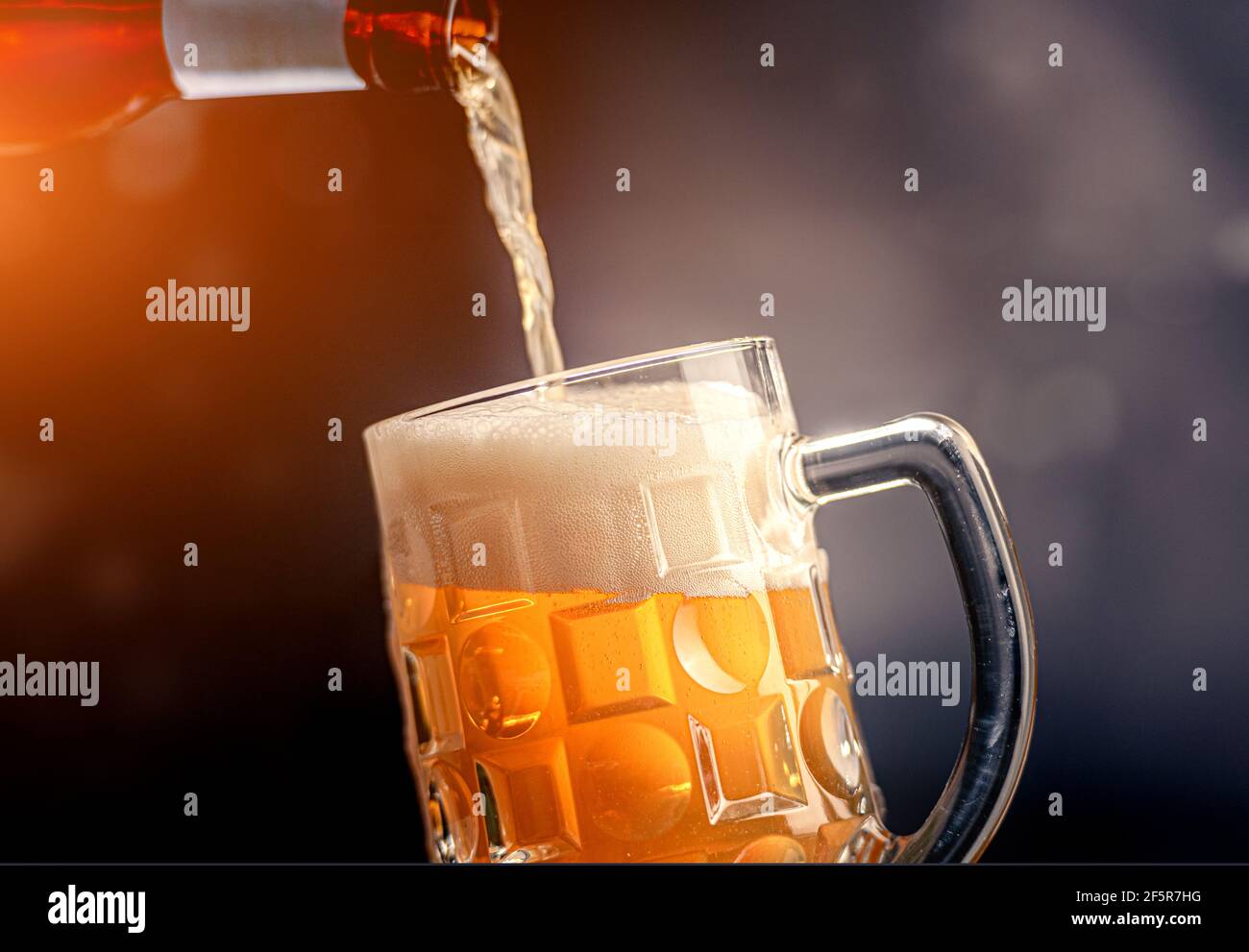 Pouring fresh cold craft beer hi-res stock photography and images - Alamy