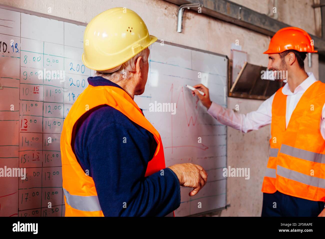 Elderly engineer in manufacturing hi-res stock photography and images ...