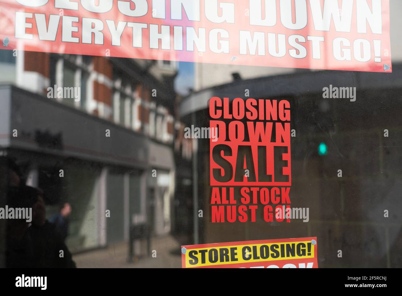Shop window with closing down sign Stock Photo - Alamy
