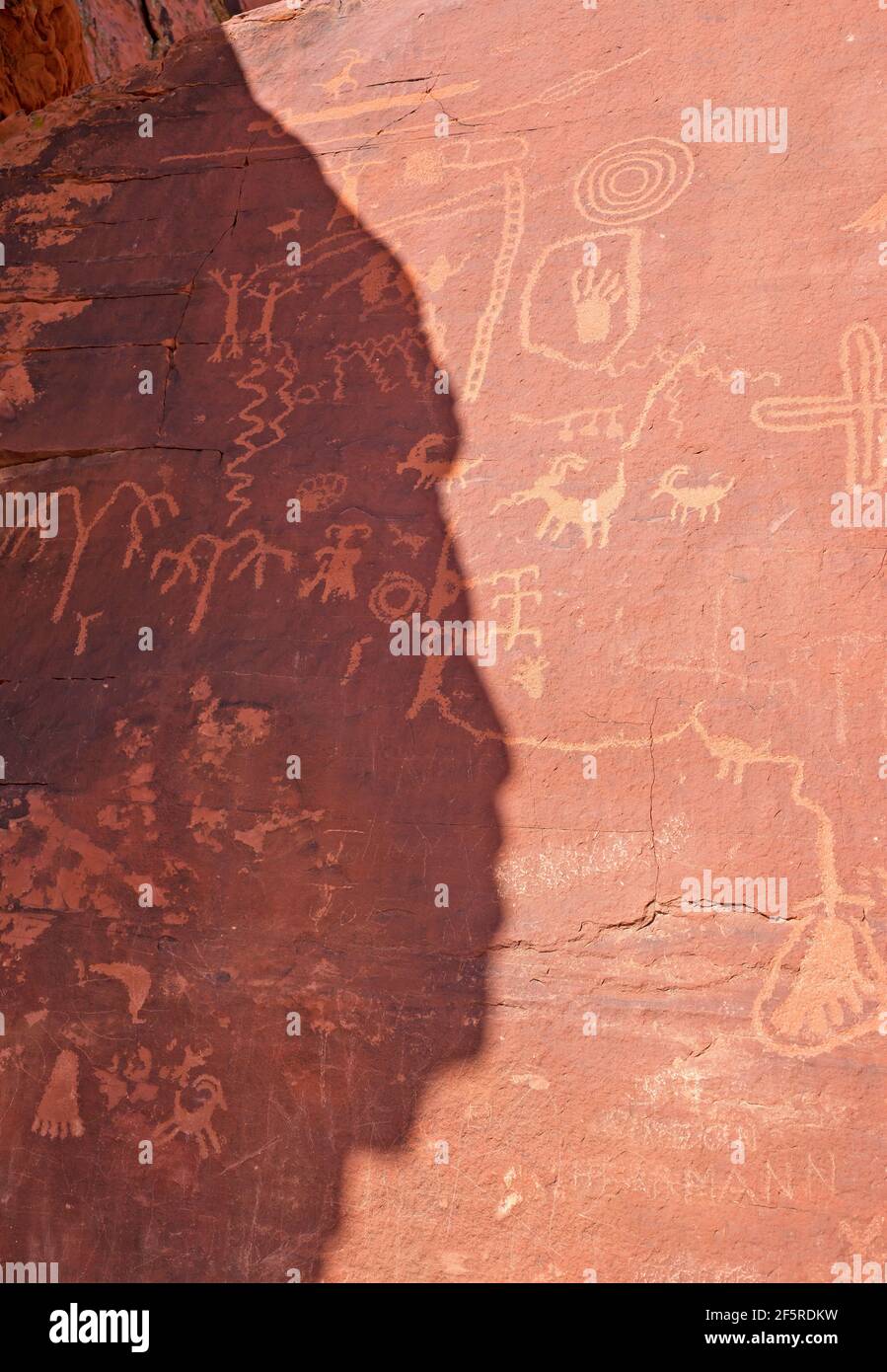 Native american petroglyphs hi-res stock photography and images - Alamy