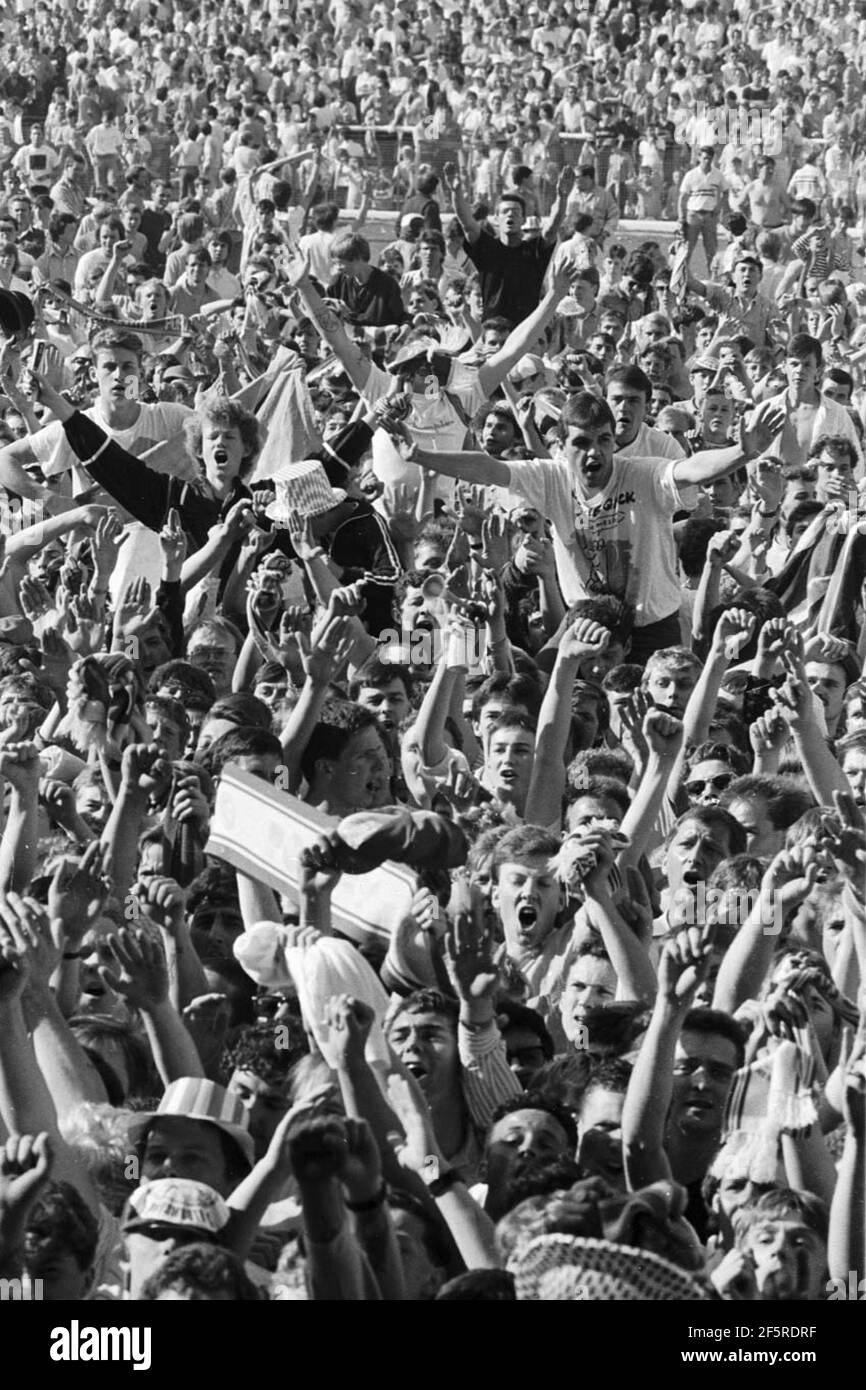 PORTSMOUTH FC, POMPEY, FANS CELEBRATE PROMOTION 1983 PIC MIKE WALKER ...
