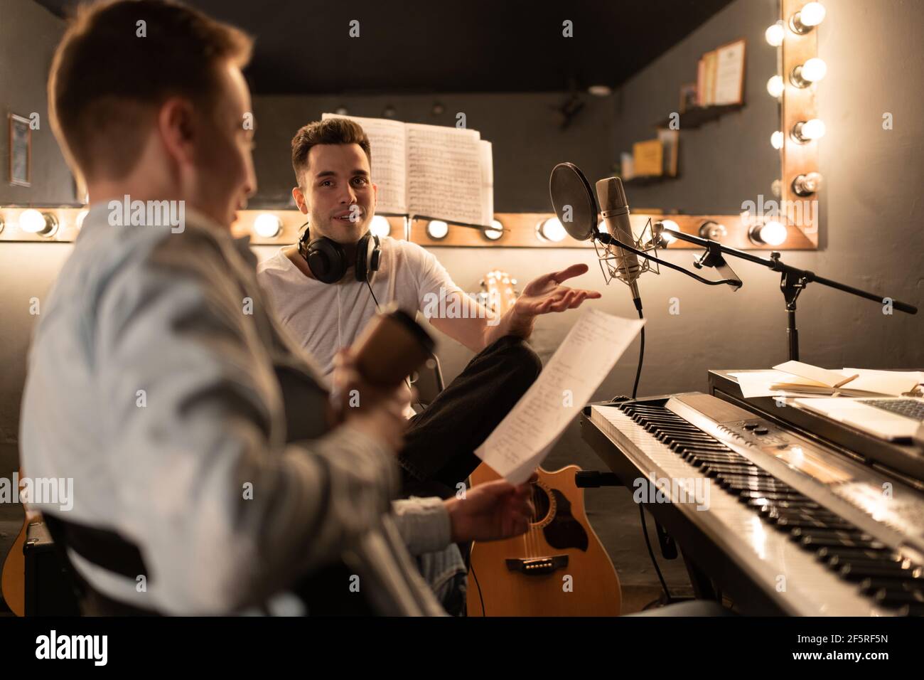 Musicians prepare hi-res stock photography and images - Alamy