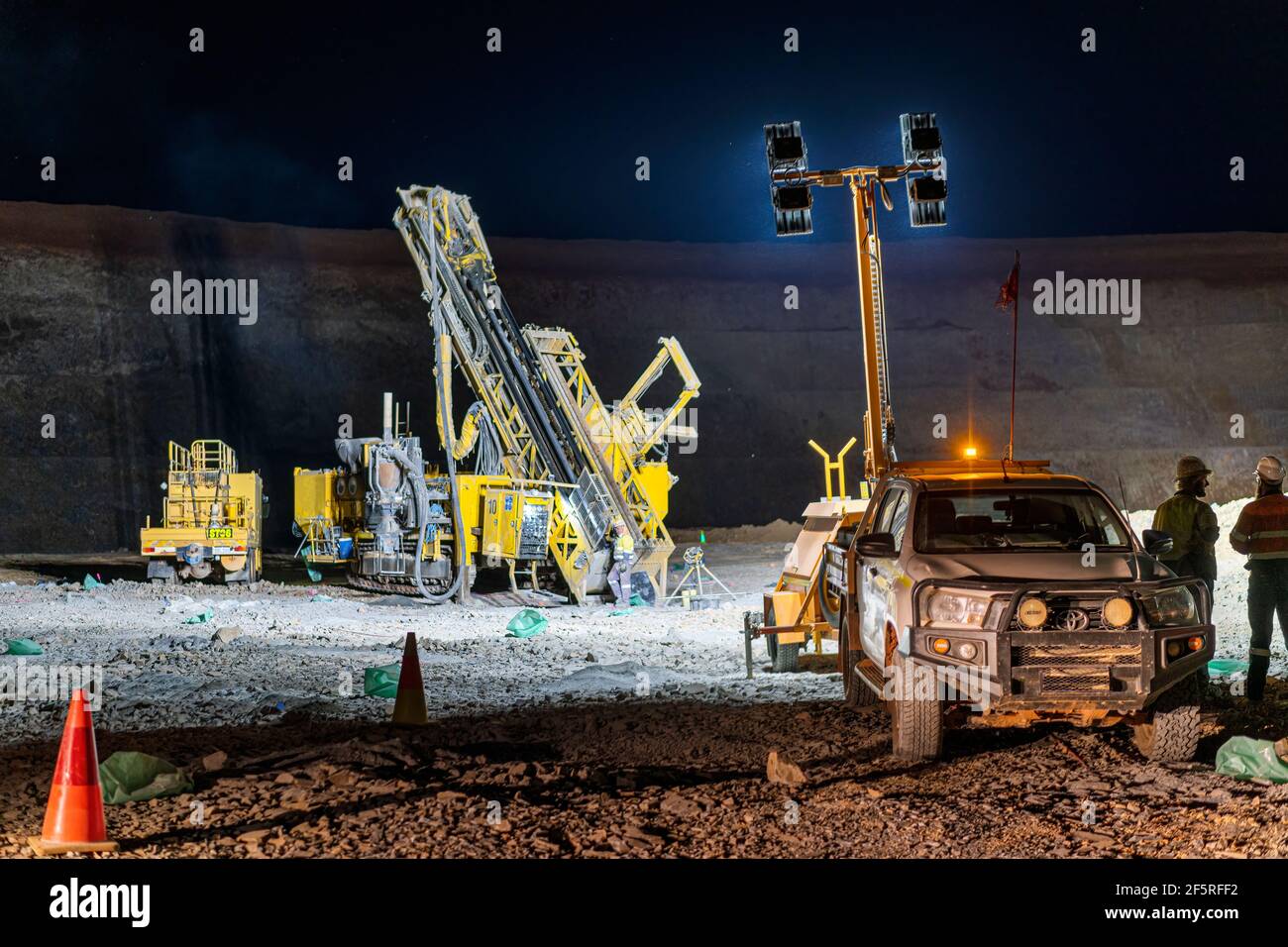 Drilling rig night hi-res stock photography and images - Alamy