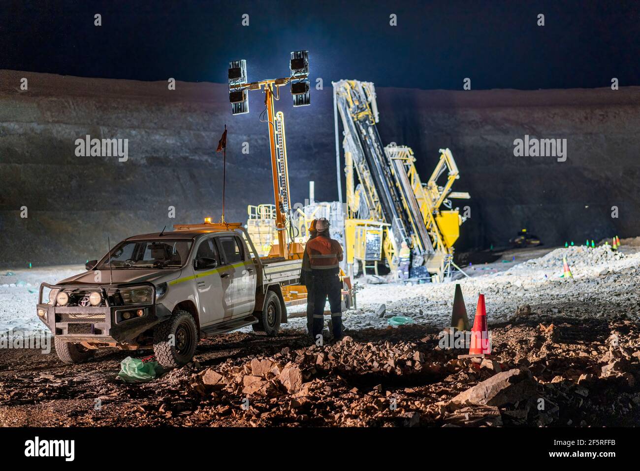 Drilling rig night hi-res stock photography and images - Alamy