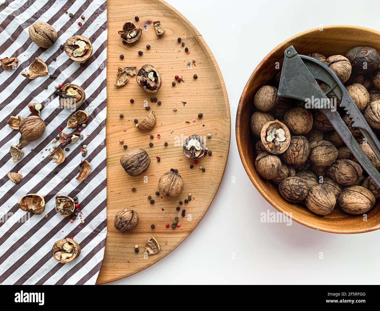 Walnuts on board hi-res stock photography and images - Alamy