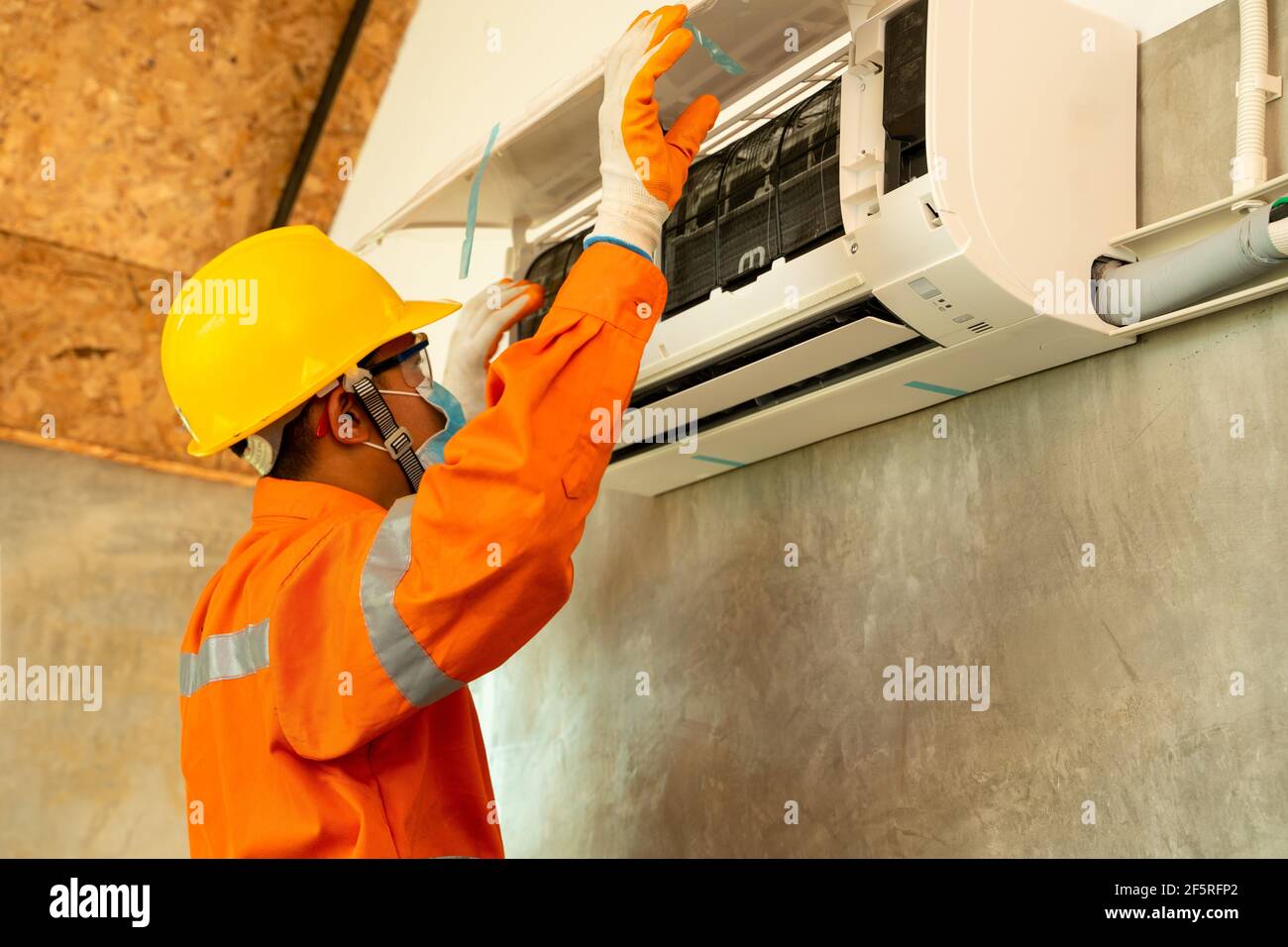 Men installing air conditioning hi-res stock photography and images - Alamy