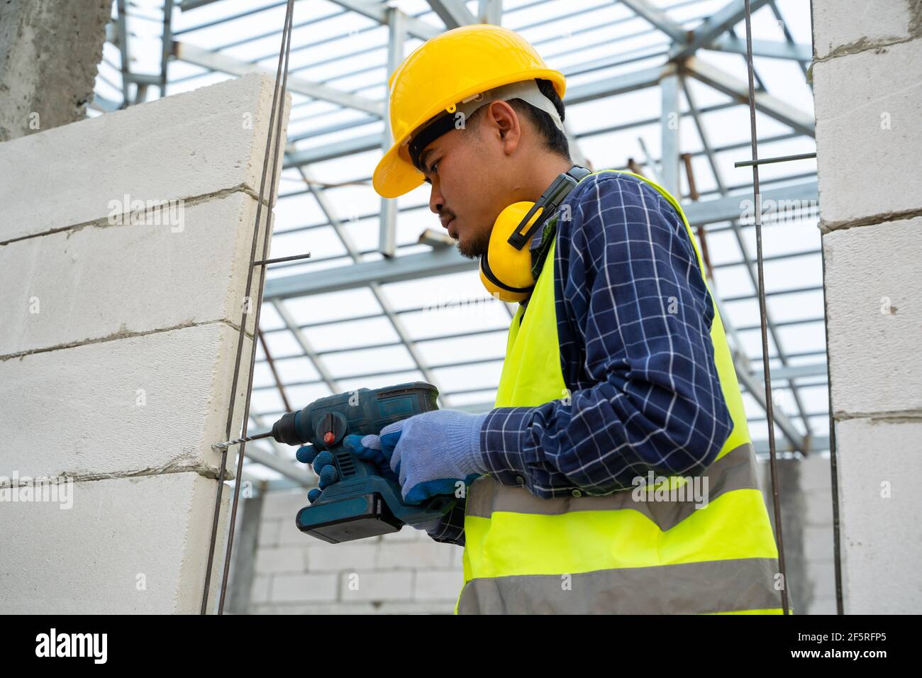 Worker drill drilling machine hi-res stock photography and images - Alamy