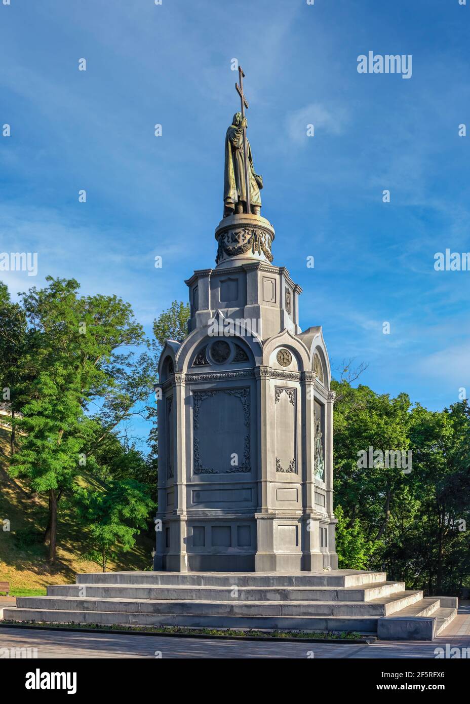 Monument to Vladimir the Great in Kyiv, Ukraine Stock Photo - Alamy