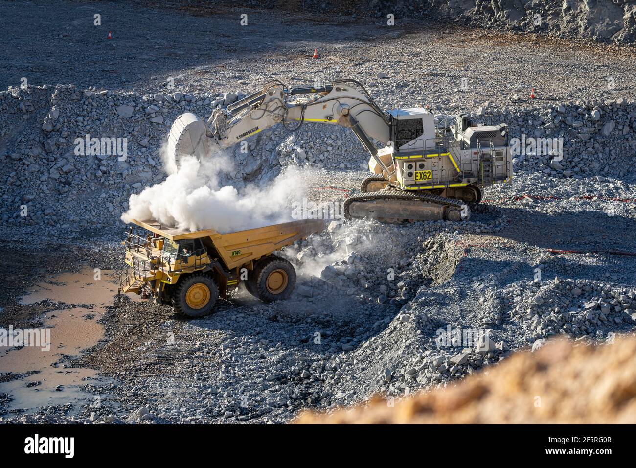 Gold mine dump truck dust hi-res stock photography and images - Alamy