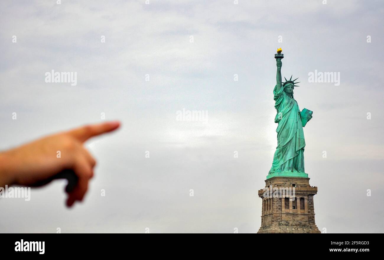 finger pointing to Statue of Liberty Stock Photo - Alamy
