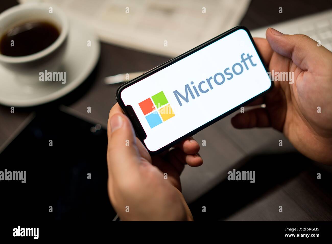 Logo of Microsoft Windows on the iPhone X in hands Stock Photo - Alamy