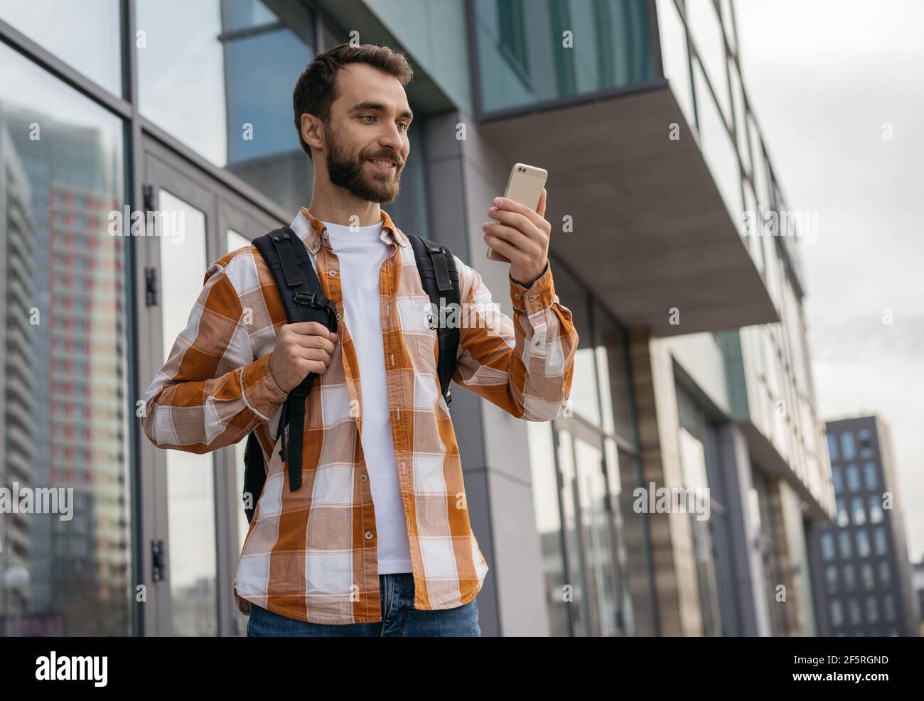Man tourist using navigation hi-res stock photography and images - Alamy
