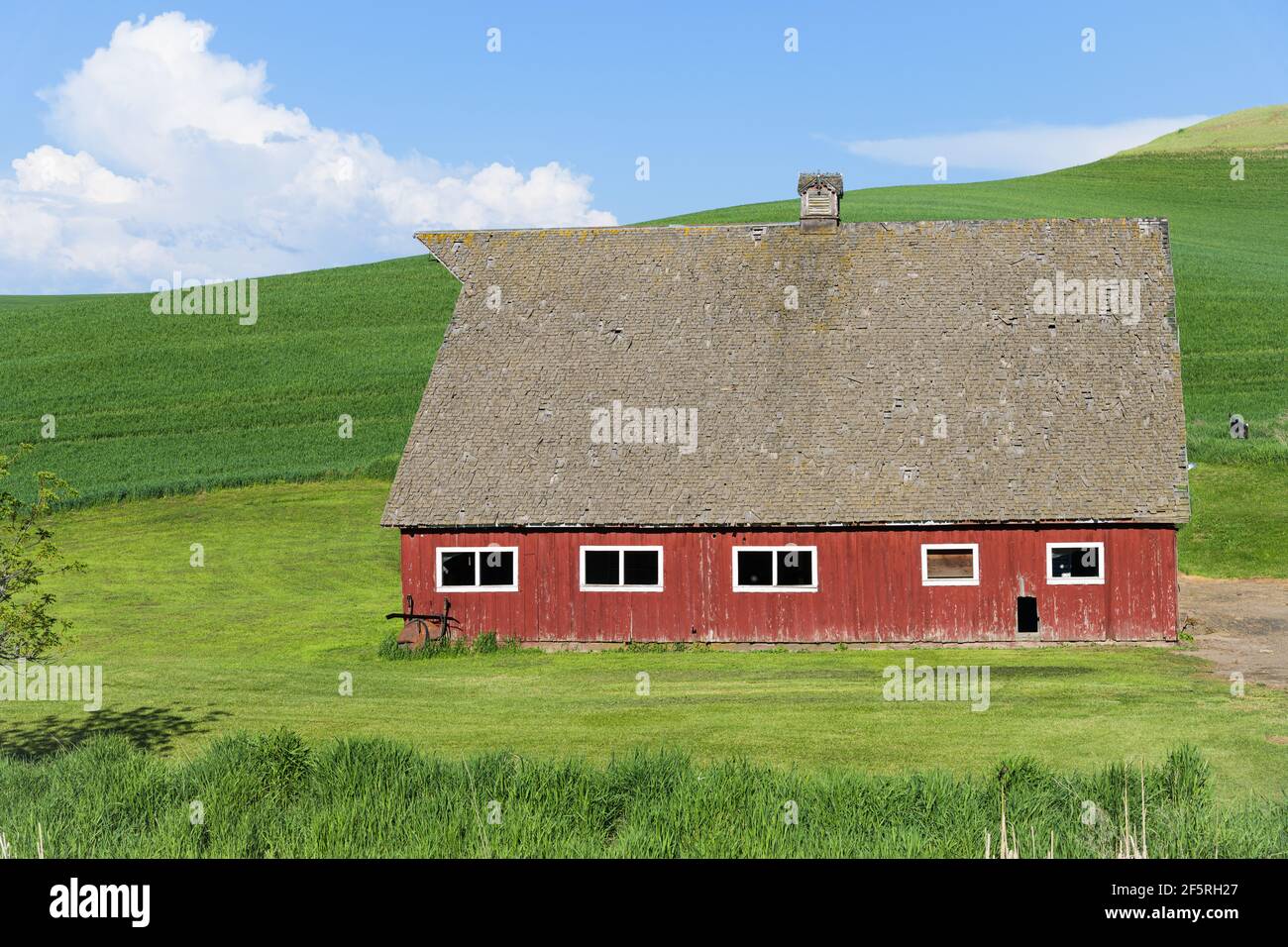 Wooden barn shingles hi-res stock photography and images - Alamy