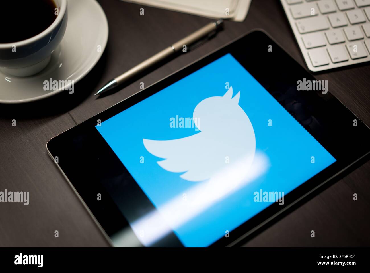 Twitter logo on screen office hi-res stock photography and images - Alamy