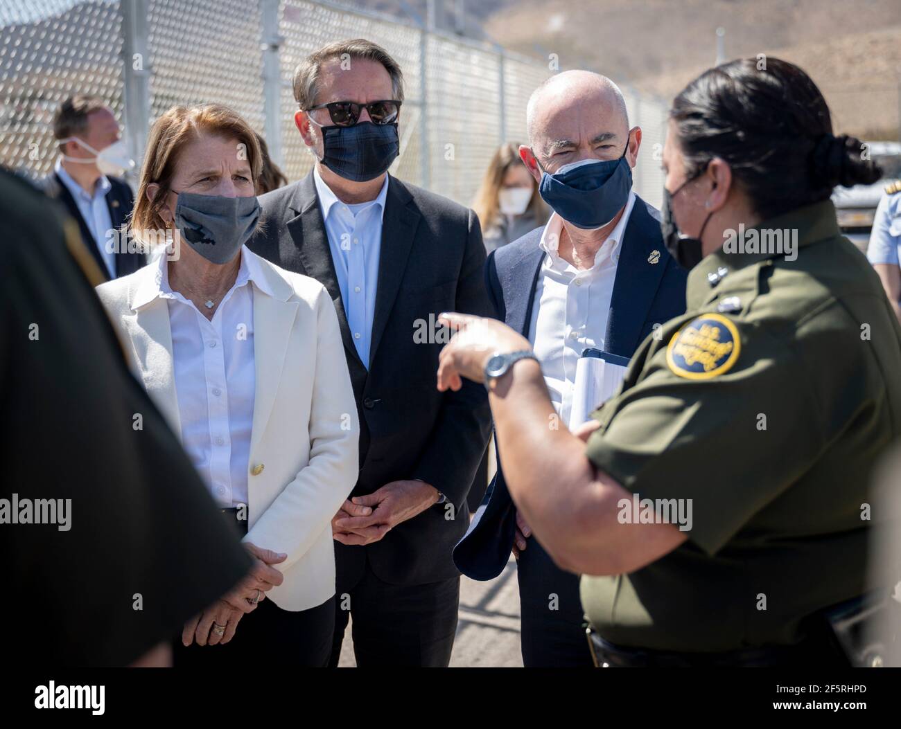 Refugee children mexico texas border hi-res stock photography and ...