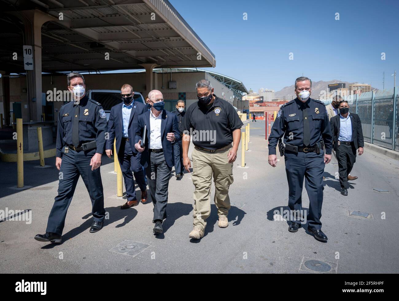 Refugee children mexico texas border hi-res stock photography and ...