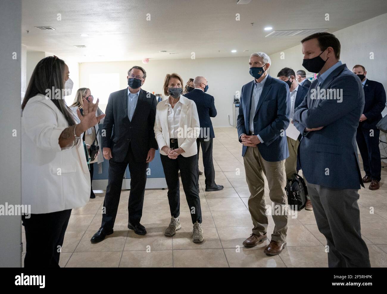 Refugee children mexico texas border hi-res stock photography and ...