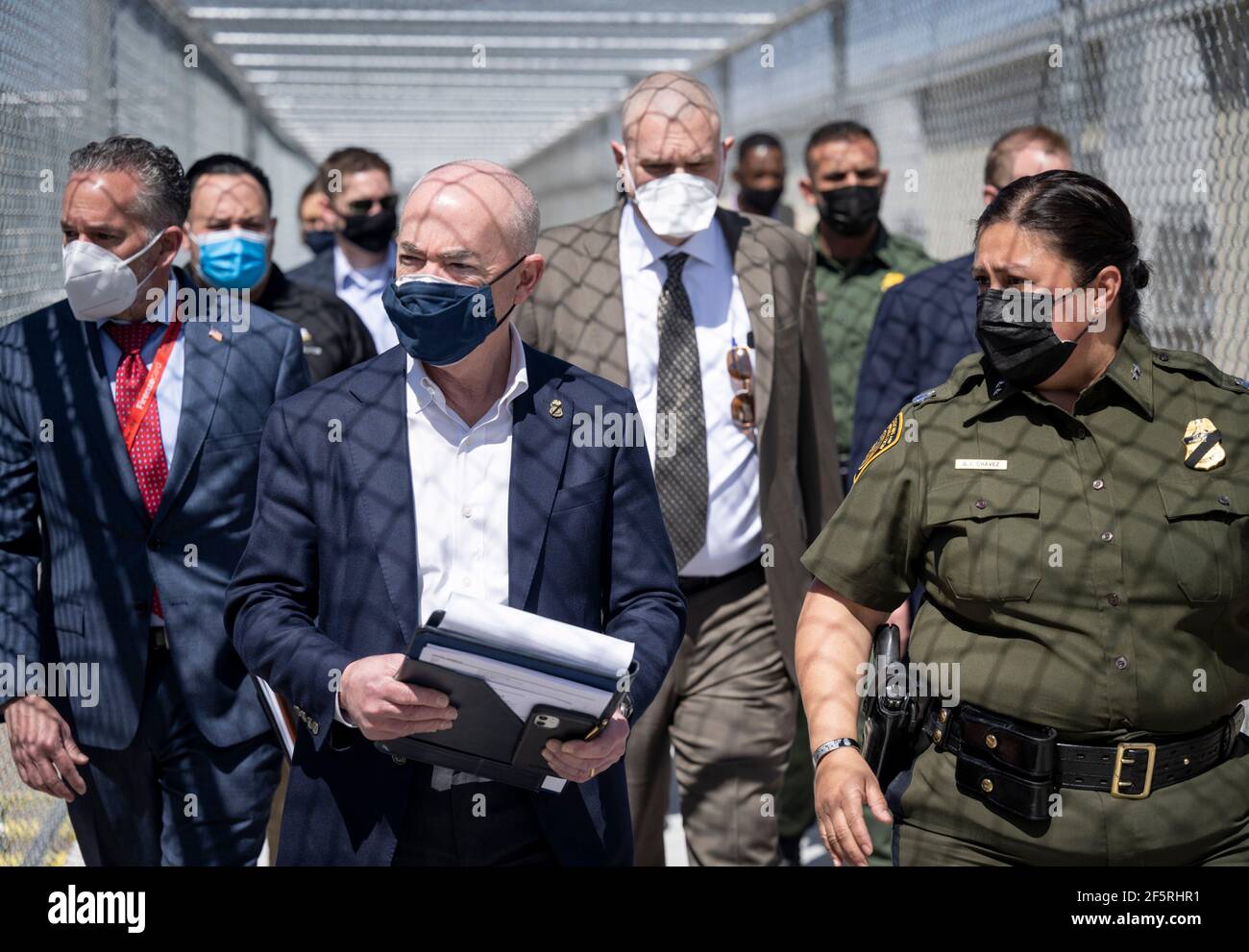 Refugee children mexico texas border hi-res stock photography and ...