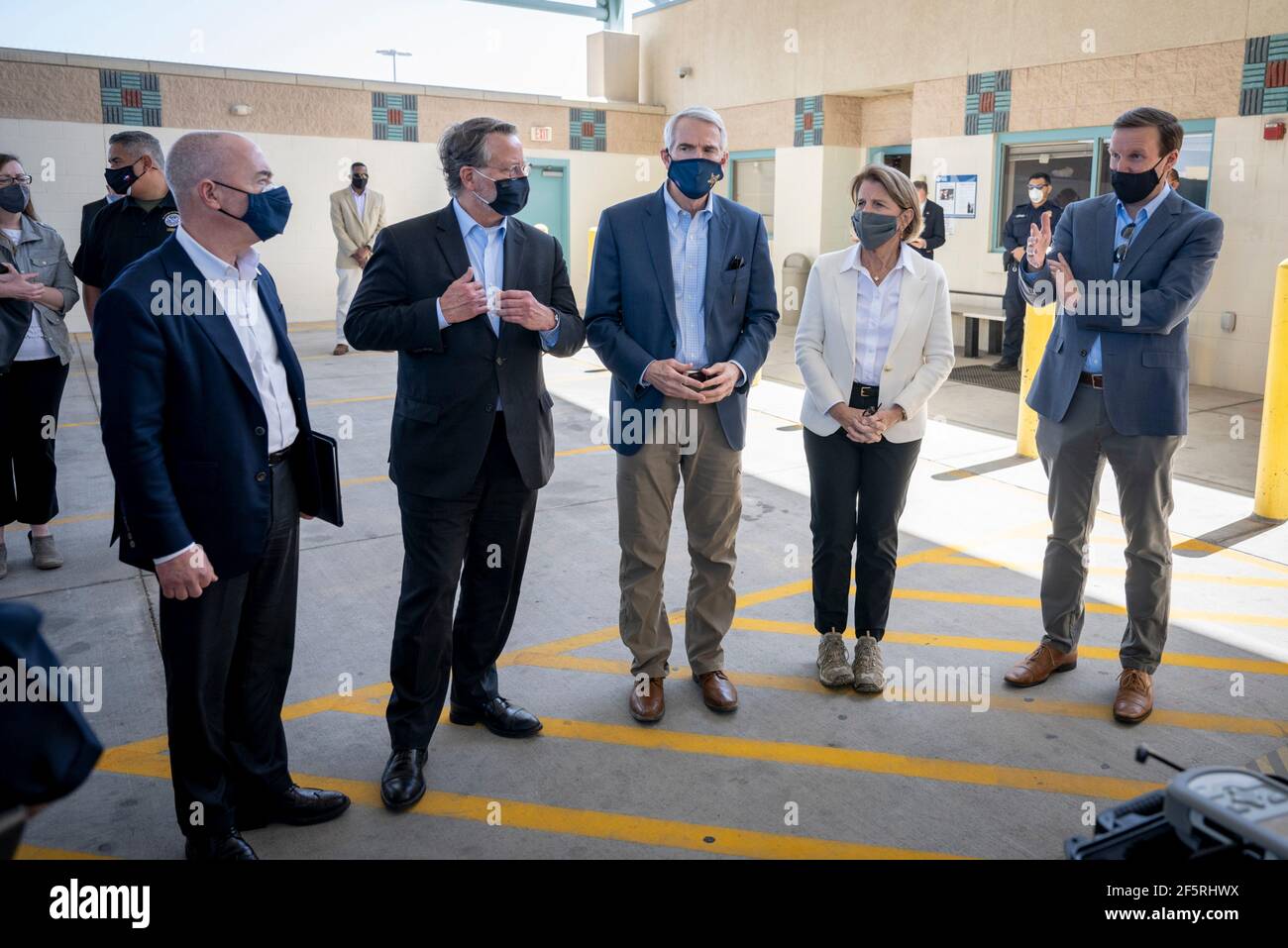 Refugee children mexico texas border hi-res stock photography and ...