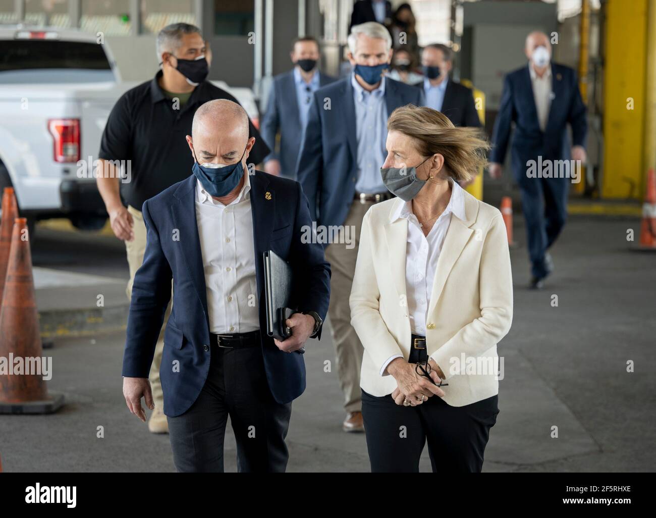 Refugee children mexico texas border hi-res stock photography and ...