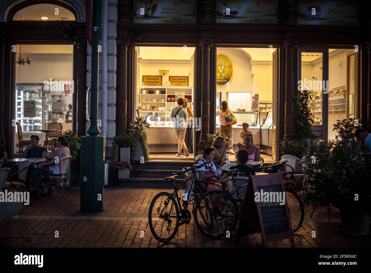 Crowded Coffee Shop High Resolution Stock Photography and Images - Alamy