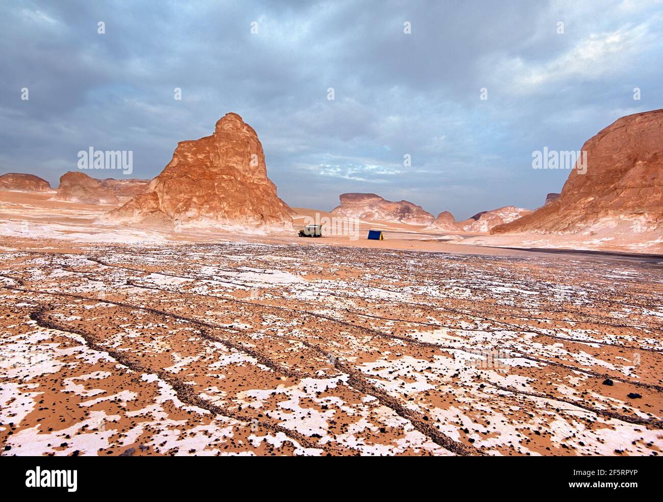 White desert camping egypt hi-res stock photography and images - Alamy