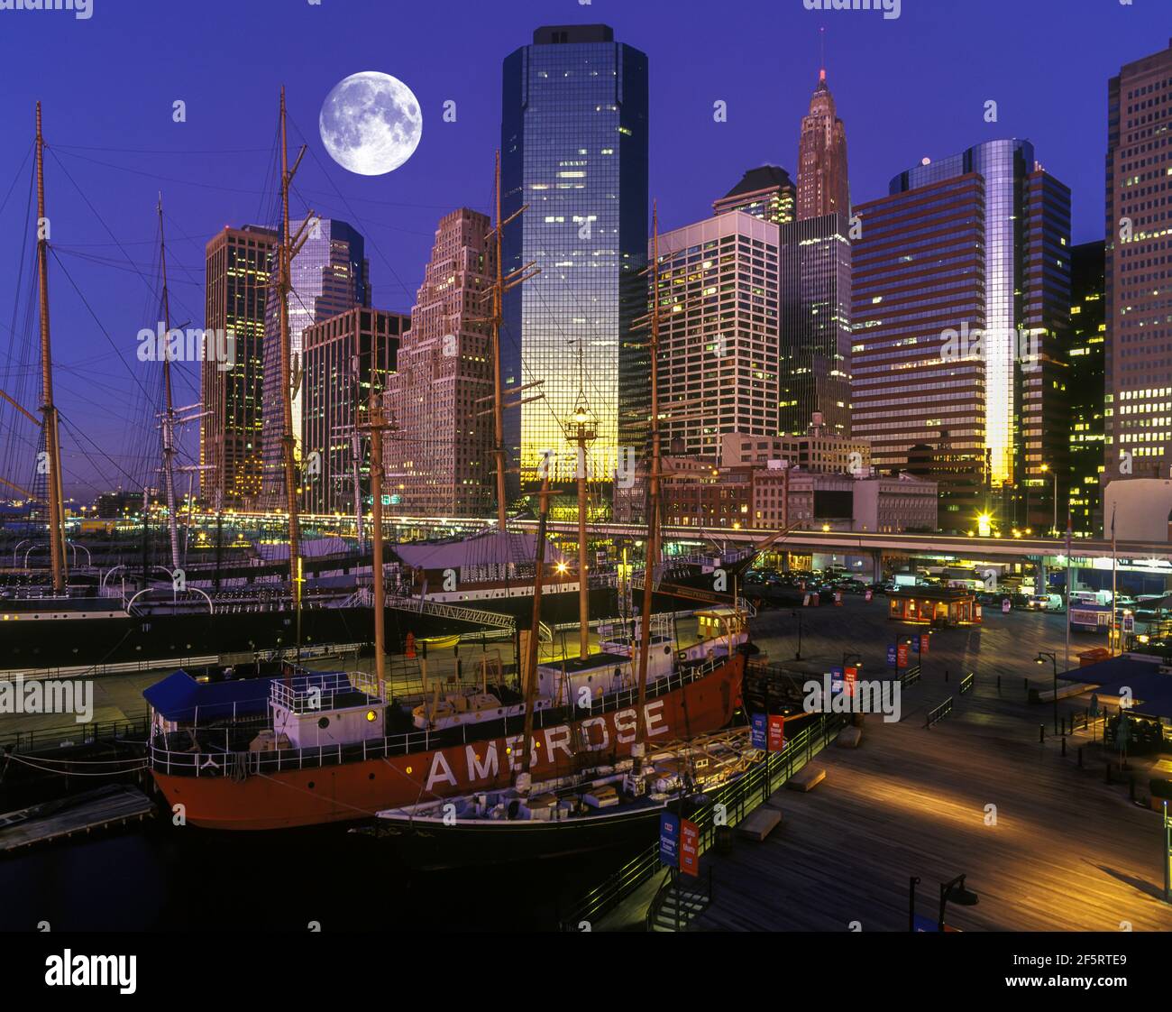 Lower manhattan 2003 hi-res stock photography and images - Alamy
