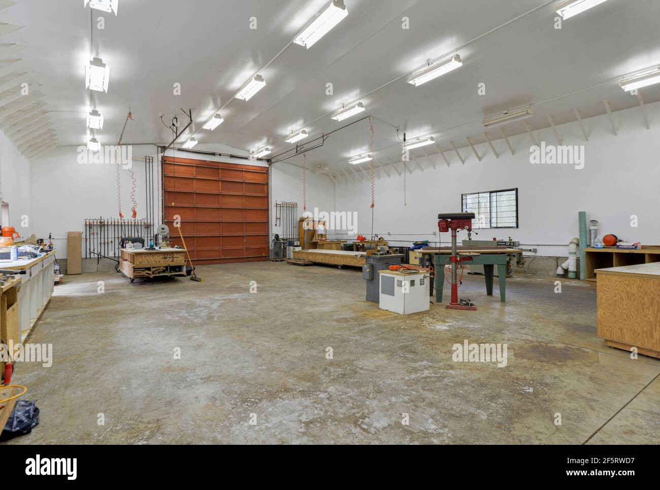 Commercial garage interior hi-res stock photography and images - Alamy