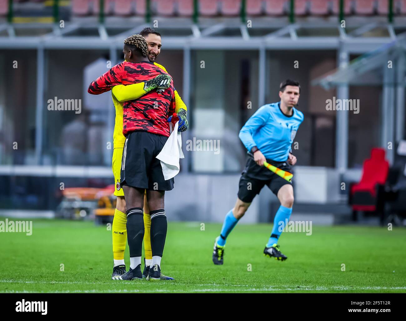 Paul Pogba of Manchester United FC hugs Gianluigi Donnarumma of AC ...