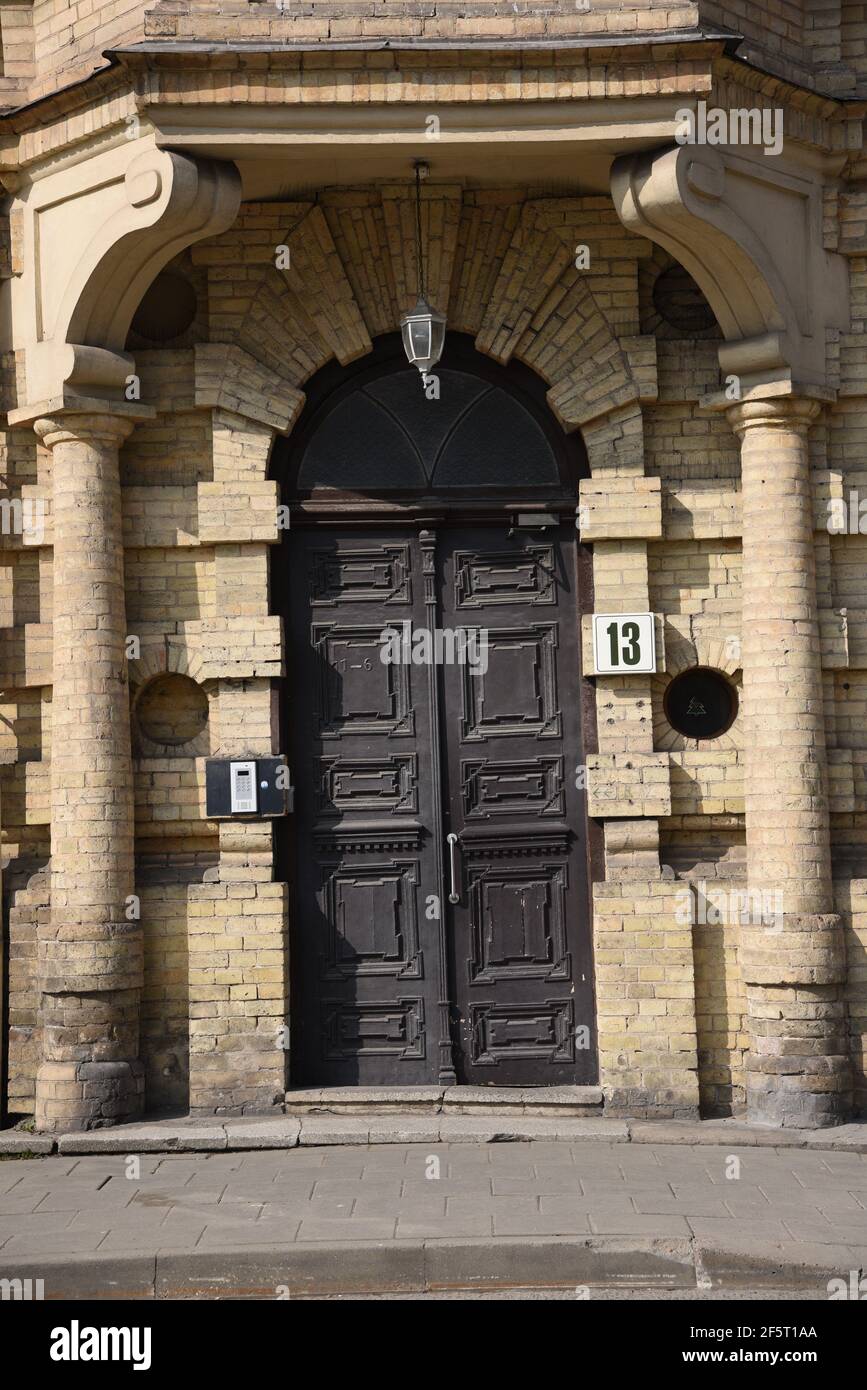 Column door hi-res stock photography and images - Alamy