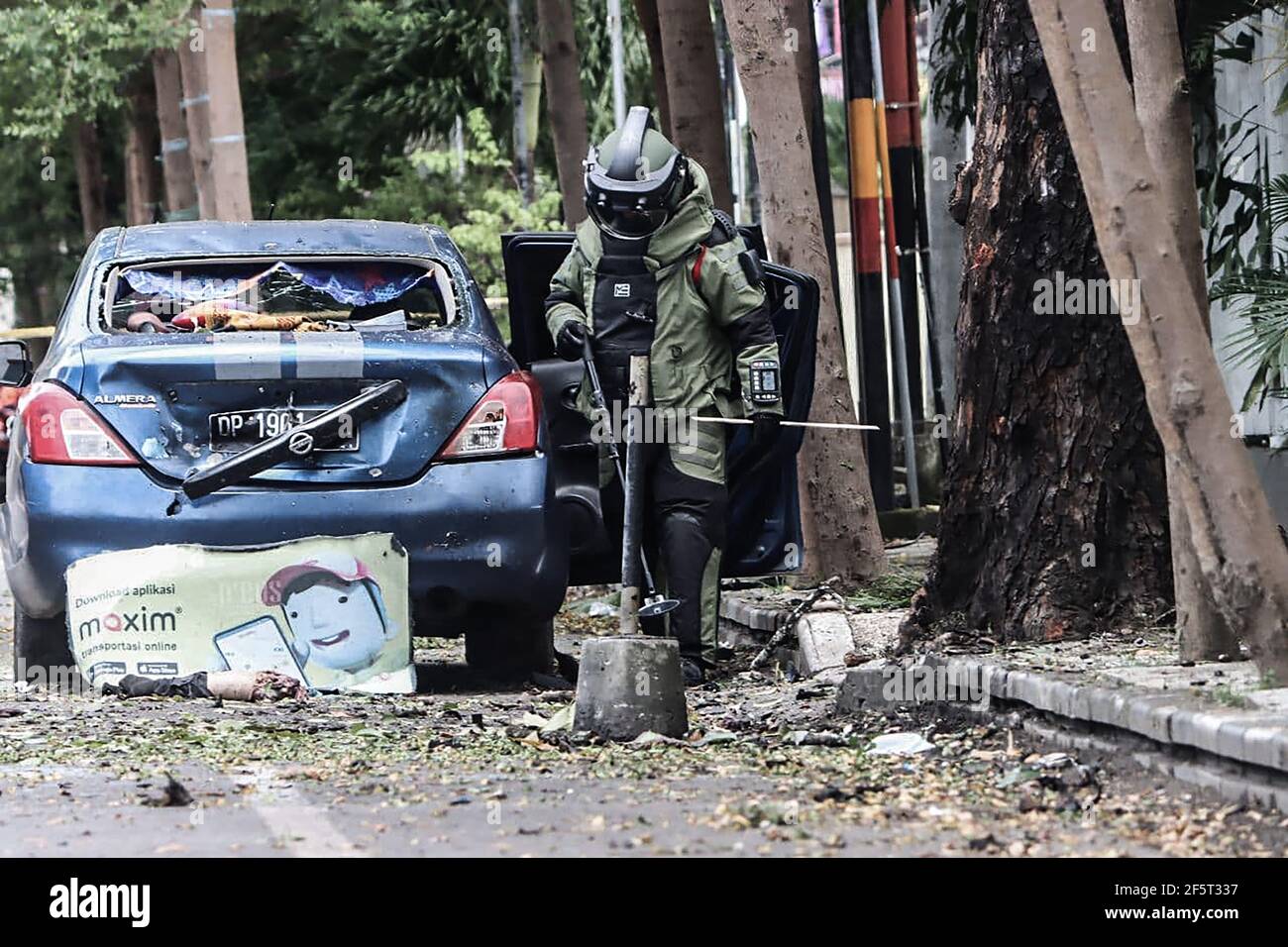 Makassar, South Sulawesi, Indonesia. 28th Mar, 2021. A bomb squad ...