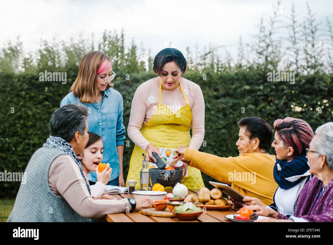 Mexican mother and daughter hi-res stock photography and images - Alamy