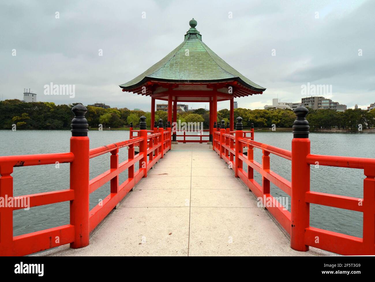 Ohori Park is a pleasant city park in central Fukuoka (Japan) with a ...