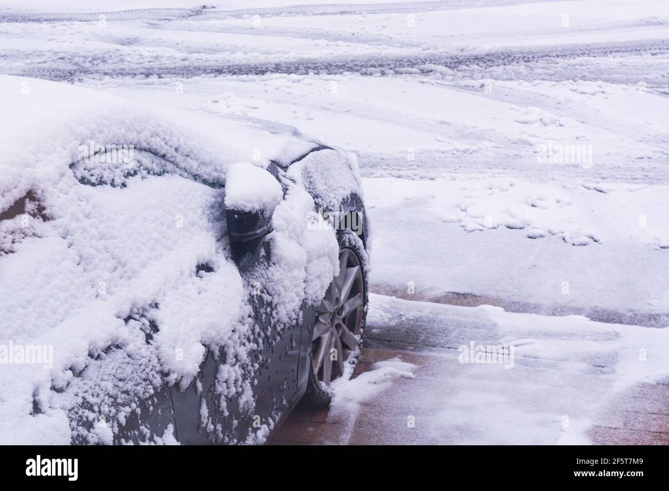 Red car in snow drift hi-res stock photography and images - Alamy