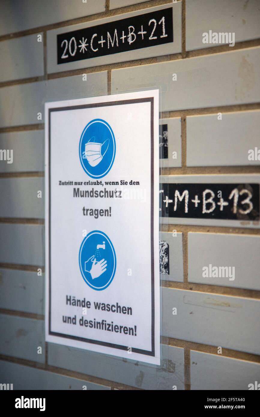 Face covering instruction hi-res stock photography and images - Alamy